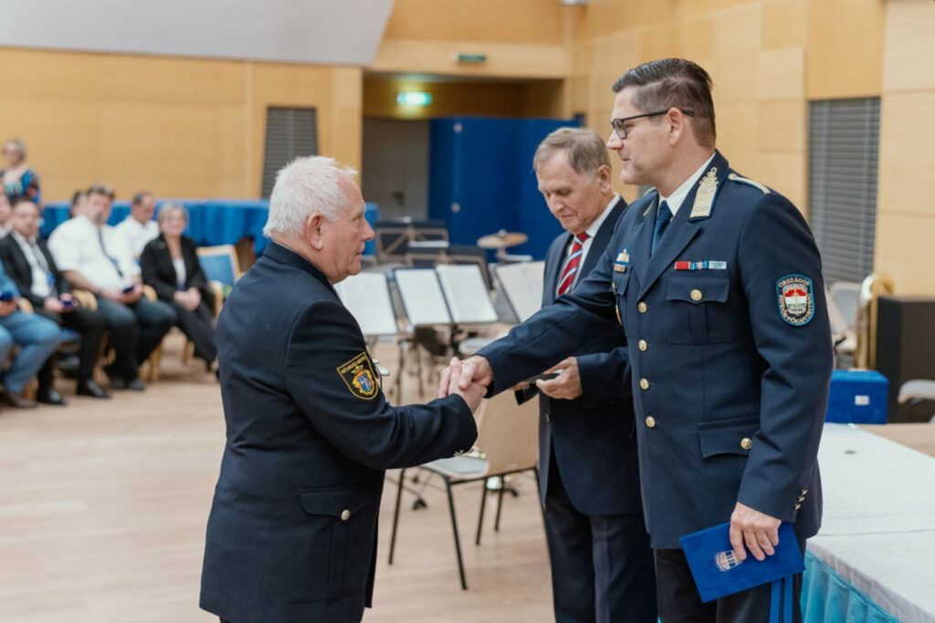 Kimagasló tevékenysége elismeréseként jutalmat vehetett át Jávorka ...