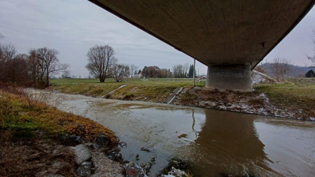 Emelkedik az Ipoly vízszintje, tarajos hullámokat vet a folyó – IPOLYINFO