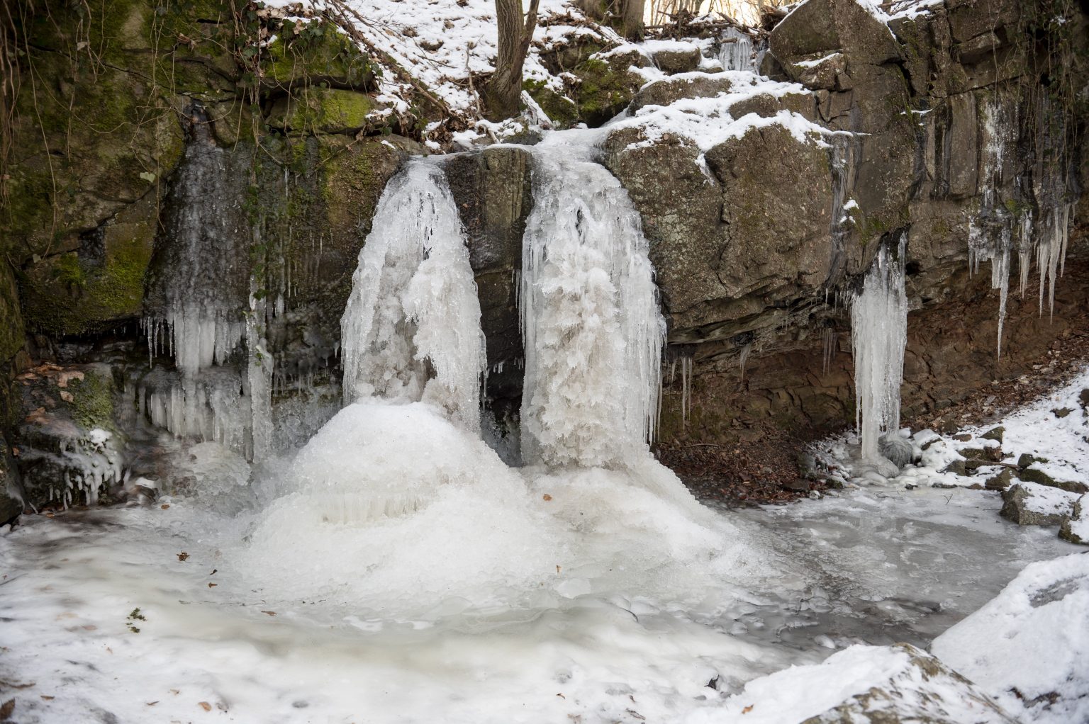Befagyott a pásztói vízesés – IPOLYINFO