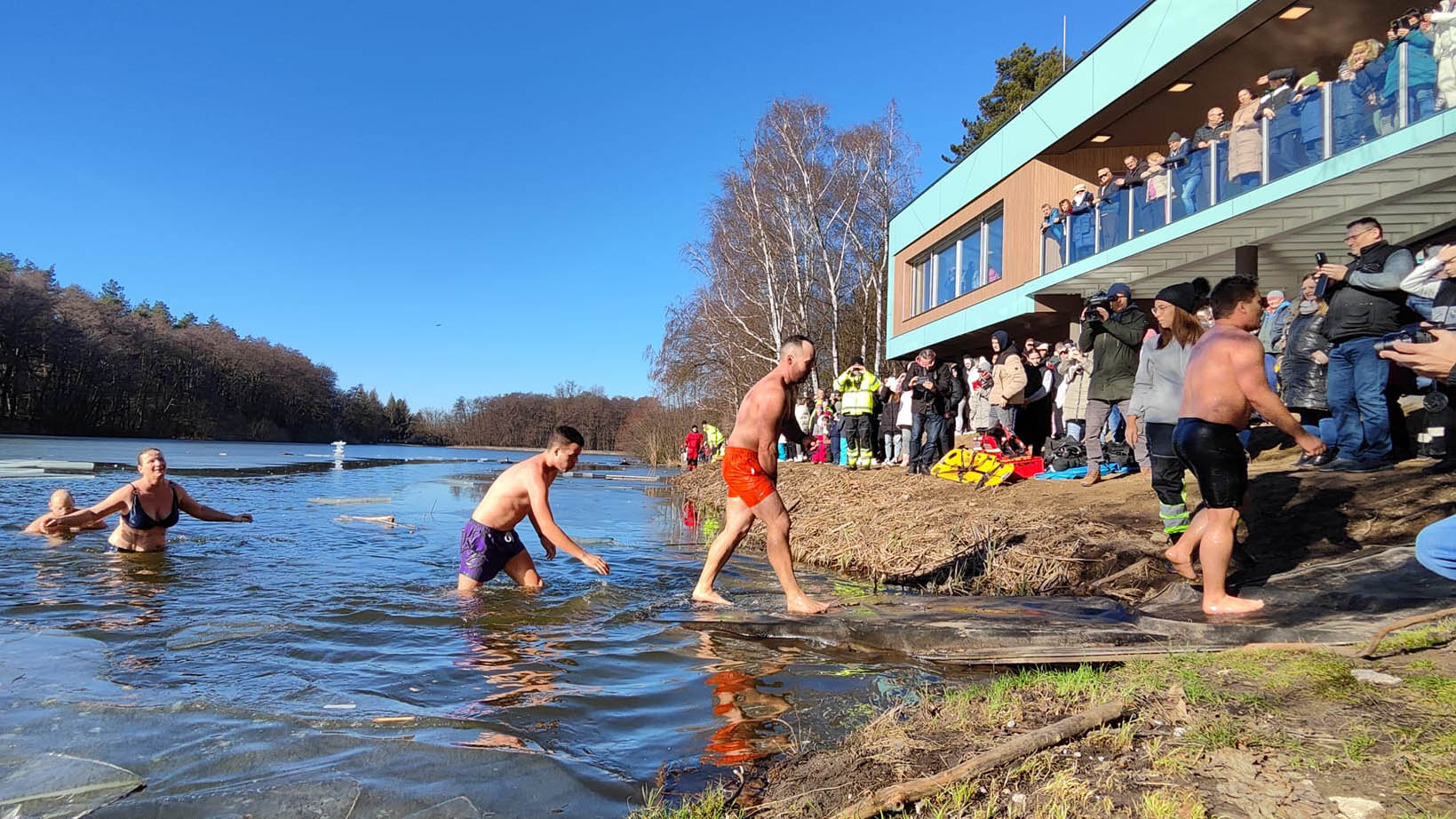 Rekordot dönt a Bátrak úszása – IPOLYINFO